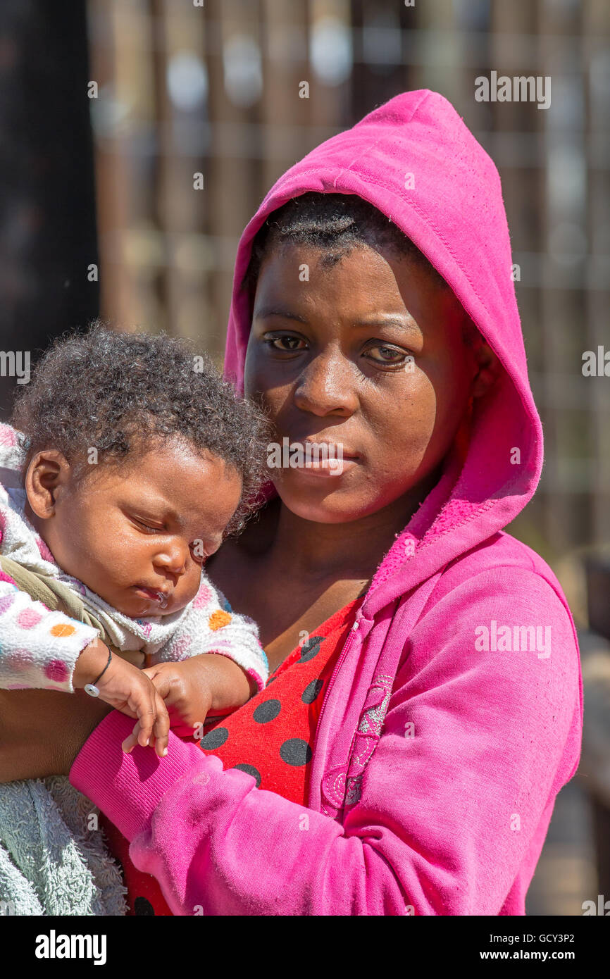 Femme africaine tenant un bebe Banque de photographies et d’images à ...