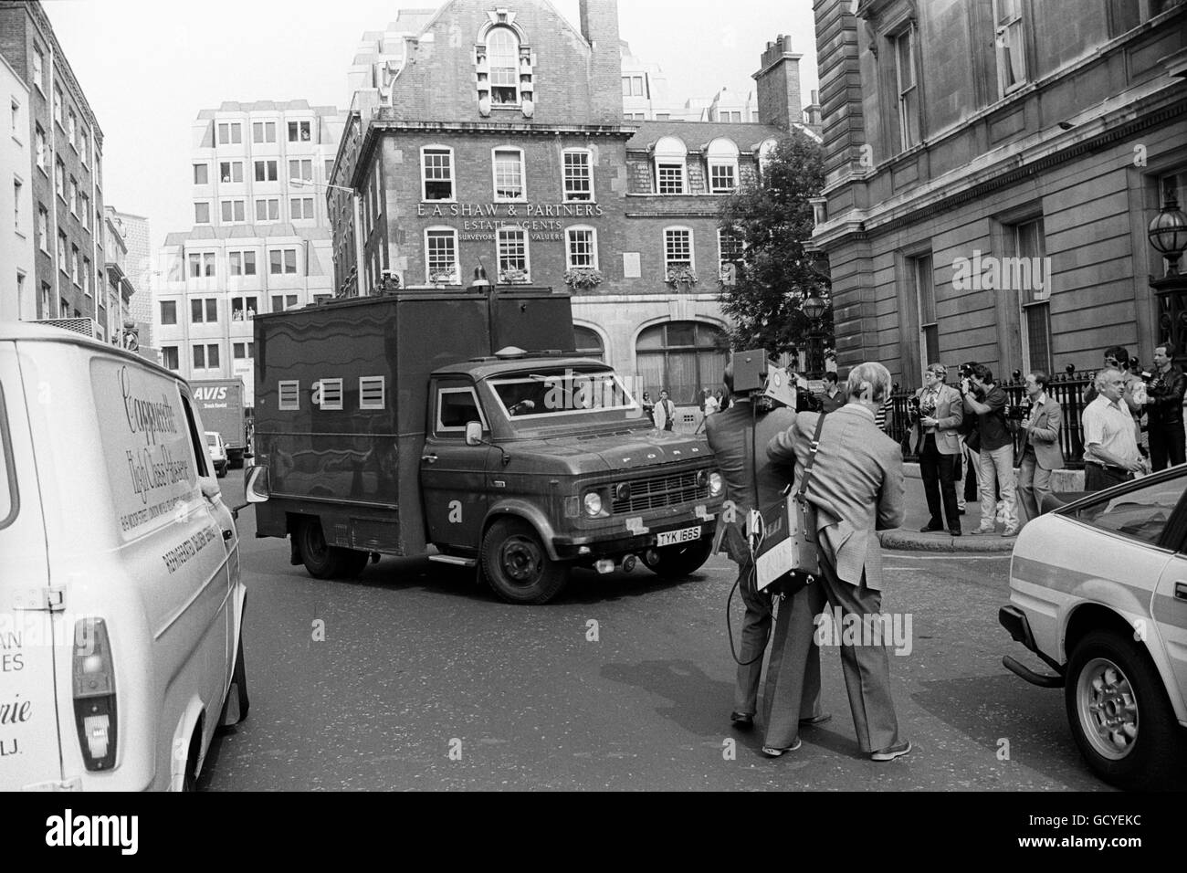 Fourgon de la prison de londres Banque d'images noir et blanc - Alamy