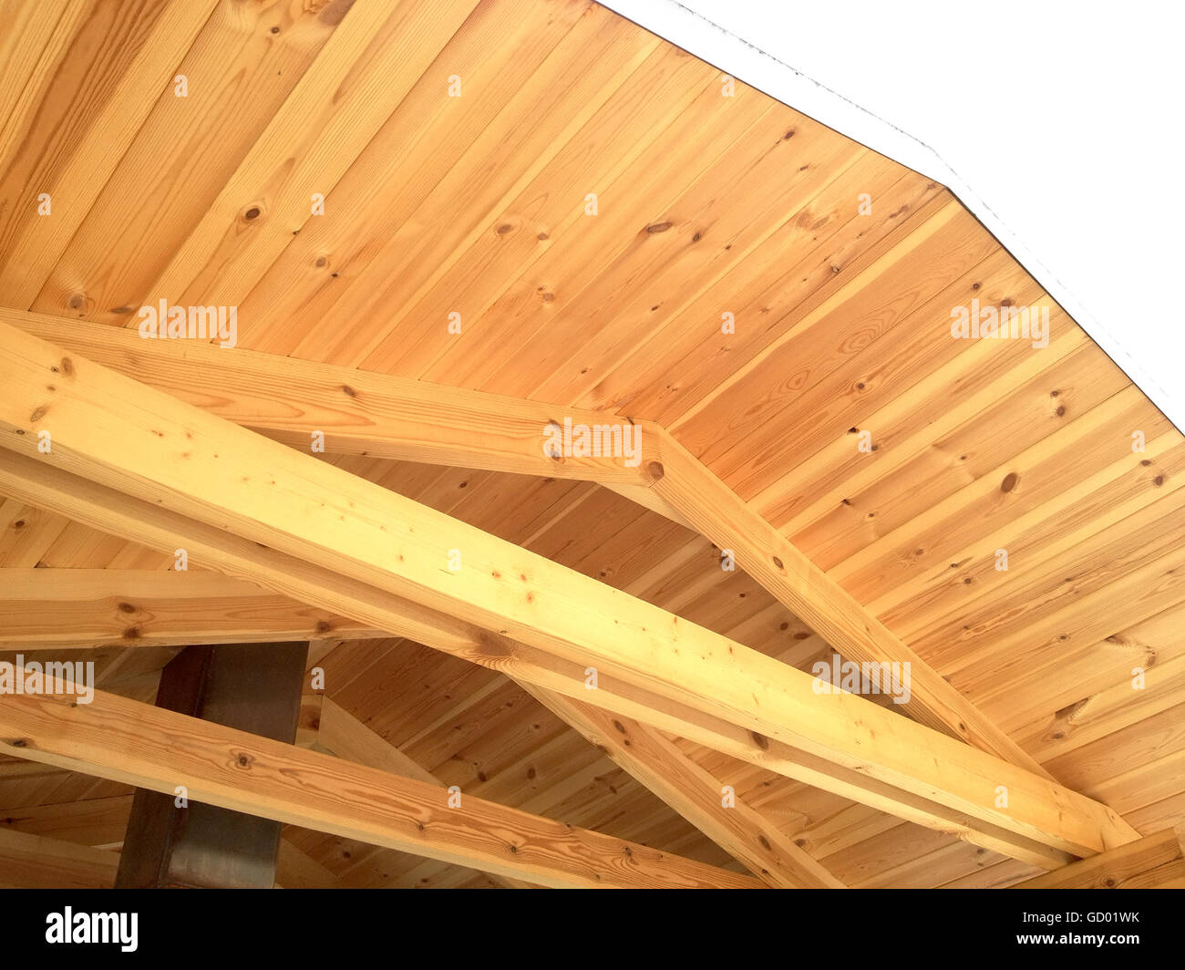 Structure du toit avec des poutres en bois dans un style traditionnel ...