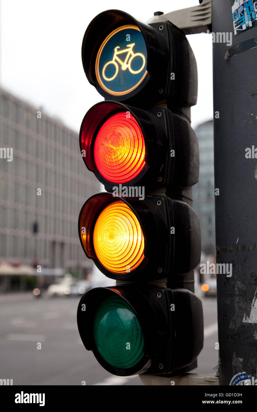 Feux de circulation avec signaux lumineux jaune rouge Banque de ...
