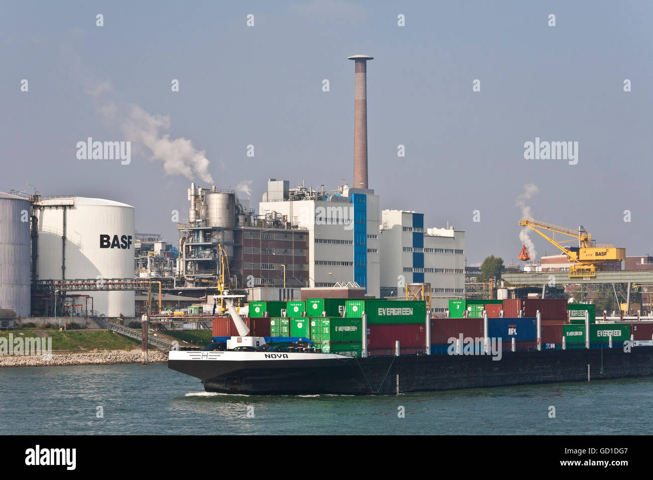 BASF sur les rives du Rhin avec container ship, Ludwigshafen am Rhein ...