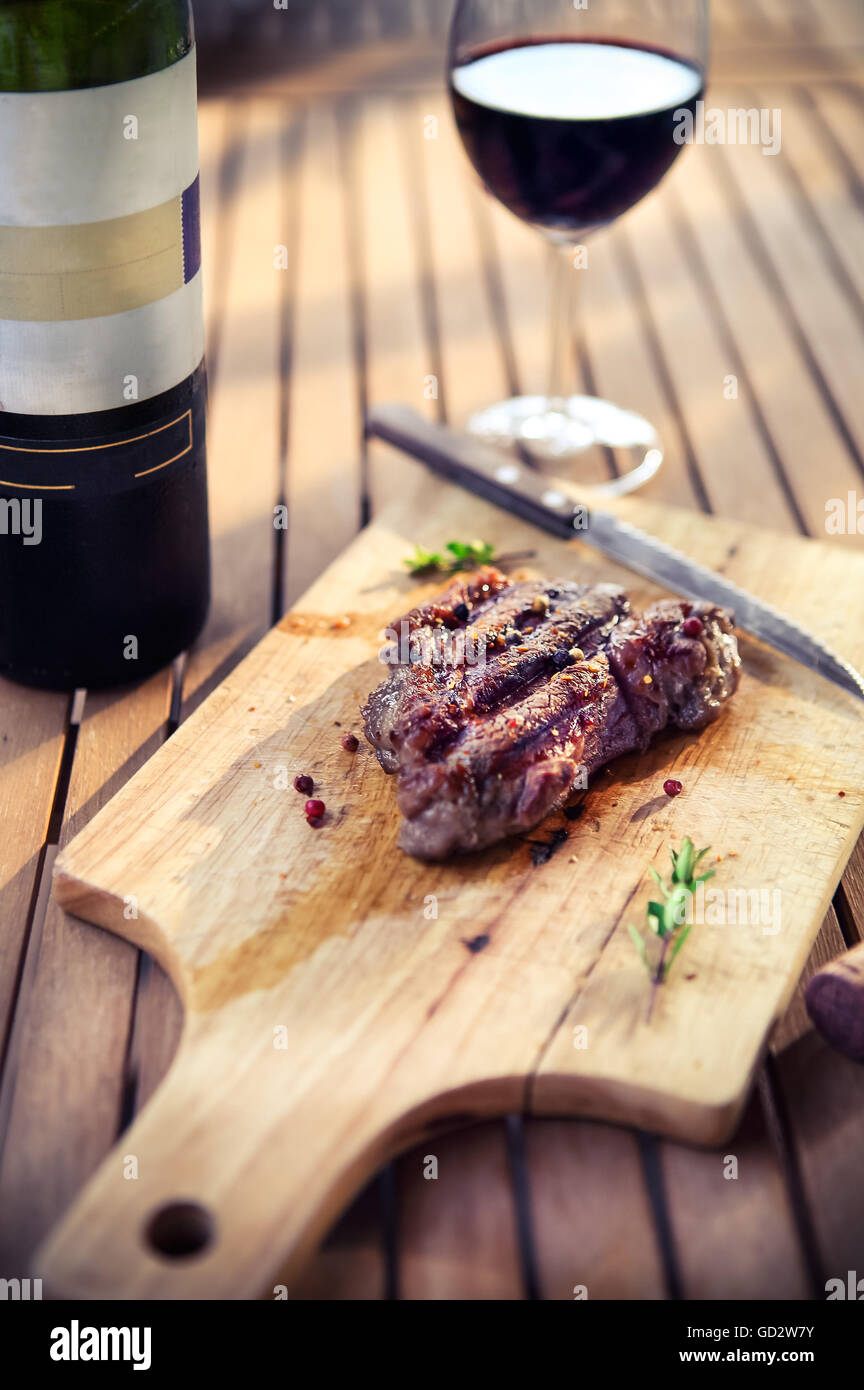BBQ Steak. Pavé de boeuf grillé au barbecue la viande avec le vin rouge ...