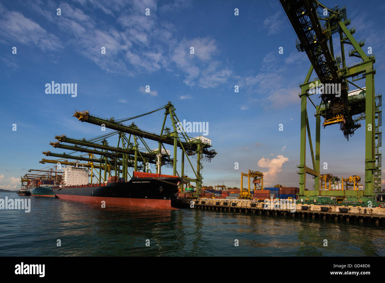 Vue en paysage d'un énorme quai à bateaux au port du terminal de ...