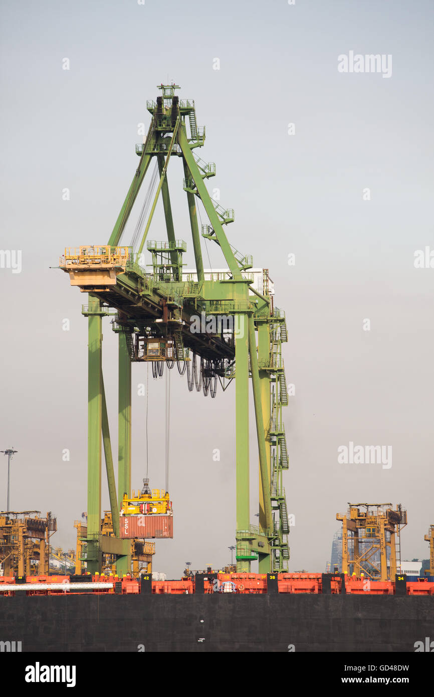 Conteneur de levage de grue intermodale Banque de photographies et d ...