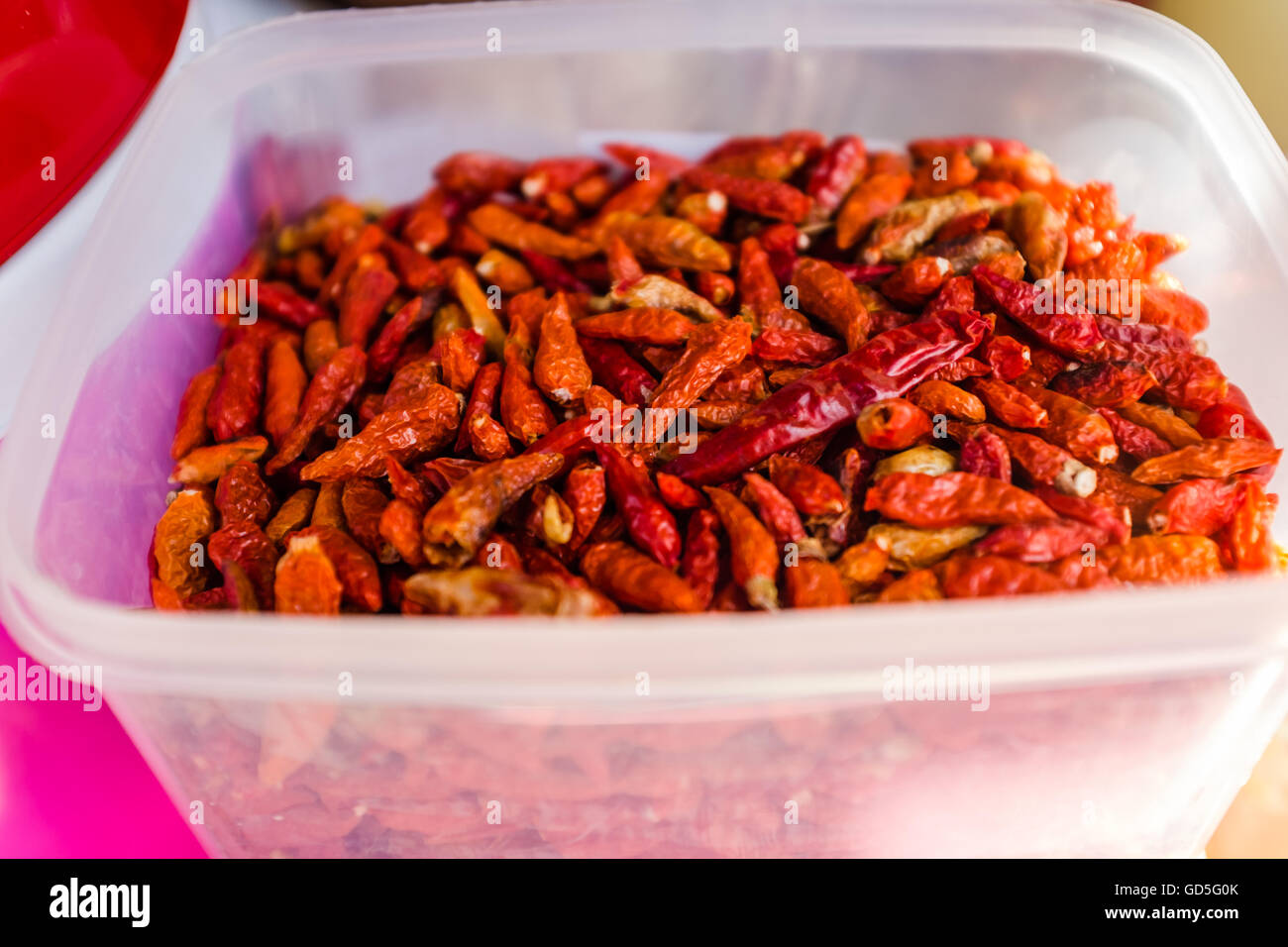 Close up de piments rouges séchés dans la cuve en plastique Photo Stock ...