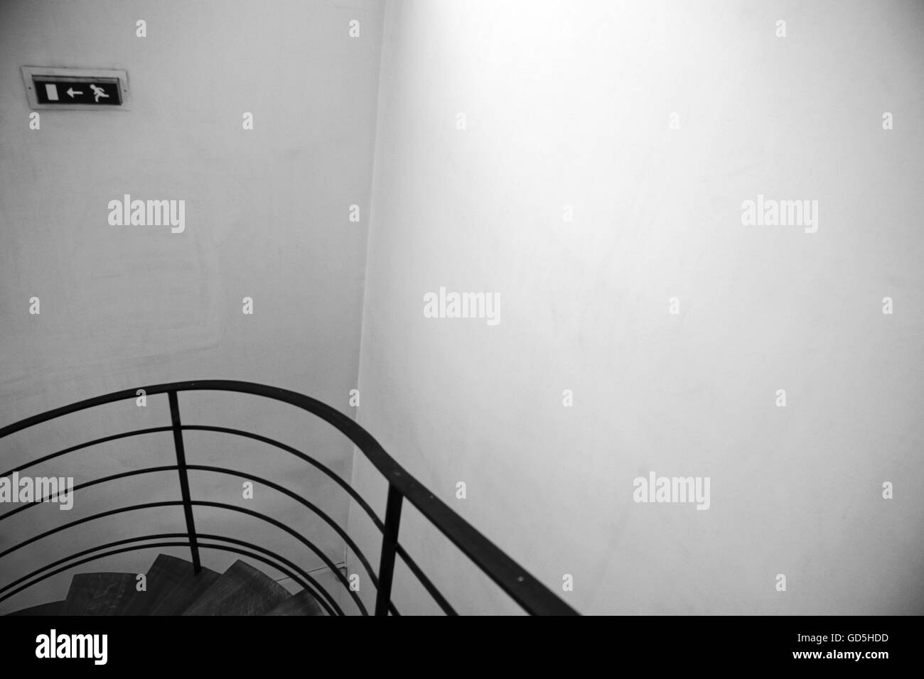 Intérieur du Musée Henri Cartier Bresson avec escalier design à Paris ...