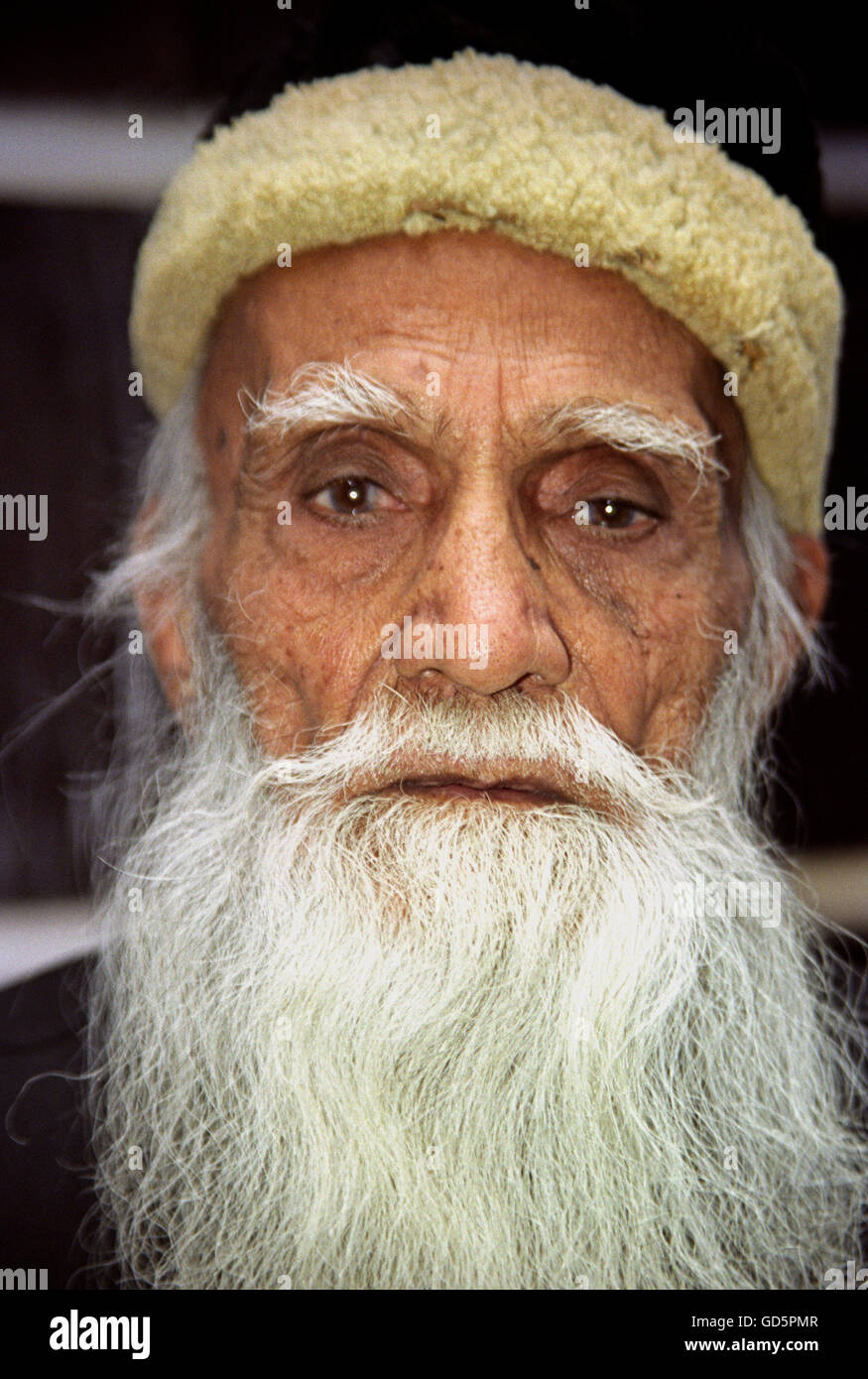 Un vieil homme barbu Photo Stock - Alamy