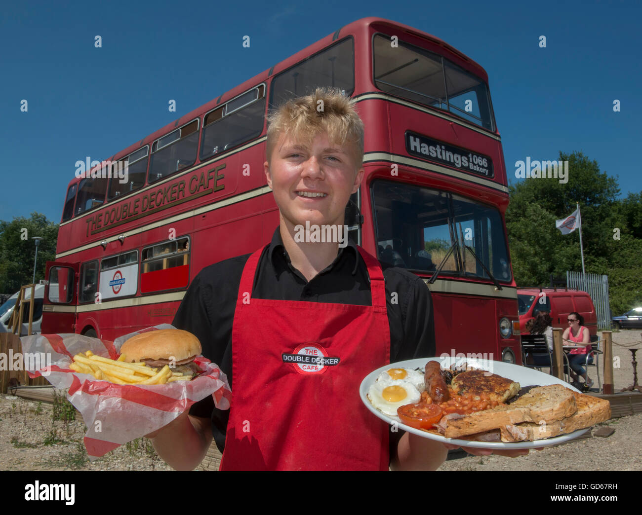 Le petit déjeuner anglais complet servi avec frites et beefburger à ...