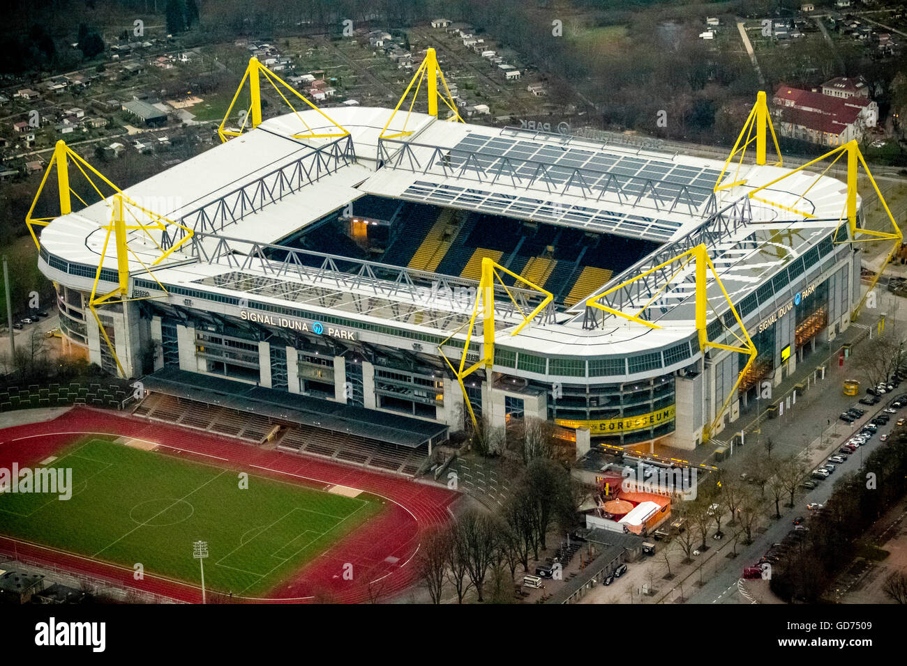 Vue aérienne, des prises de nuit de Westfalenstadion stade Signal Iduna ...
