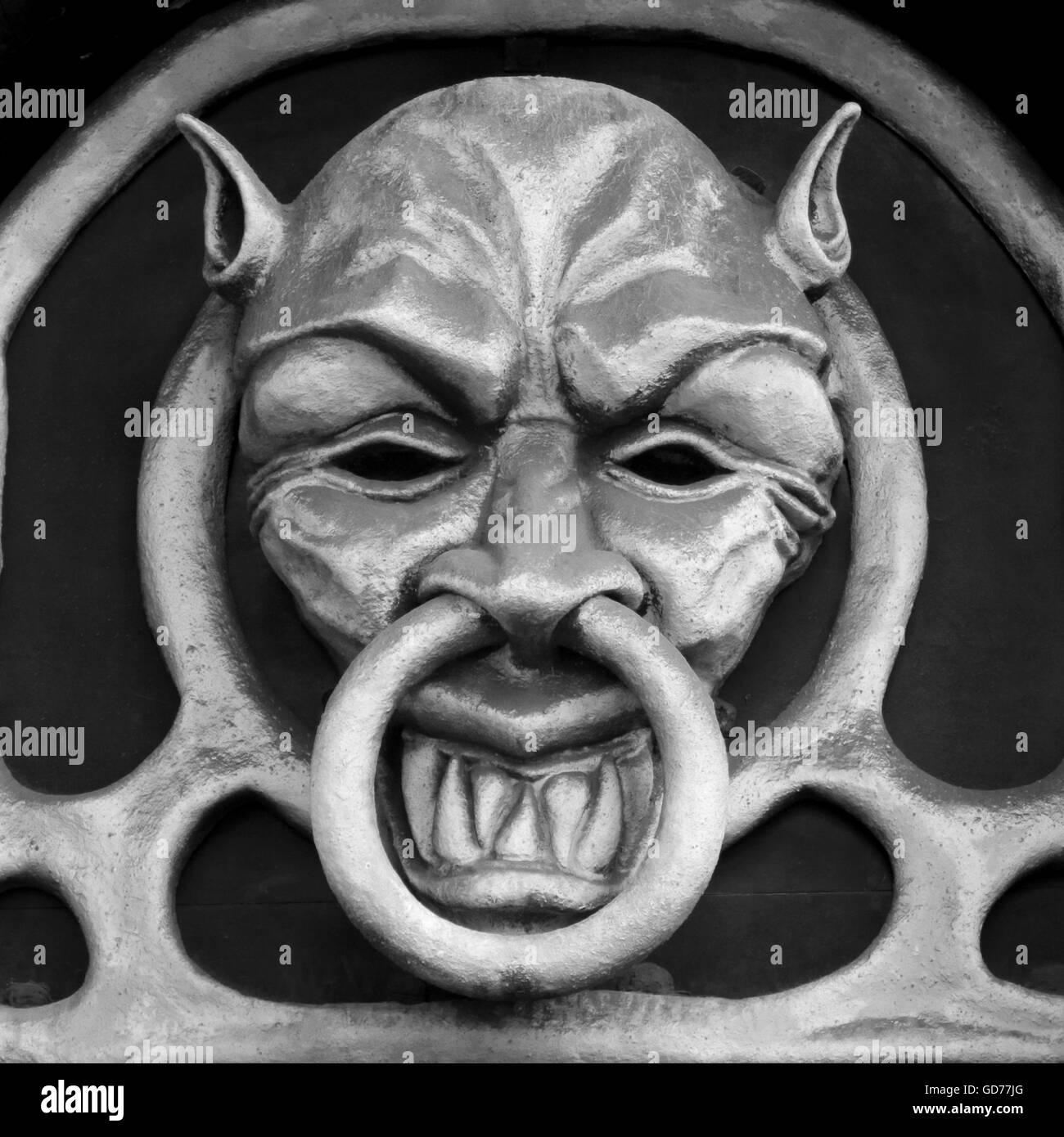 Tête de démon maléfique Banque d'images noir et blanc - Alamy