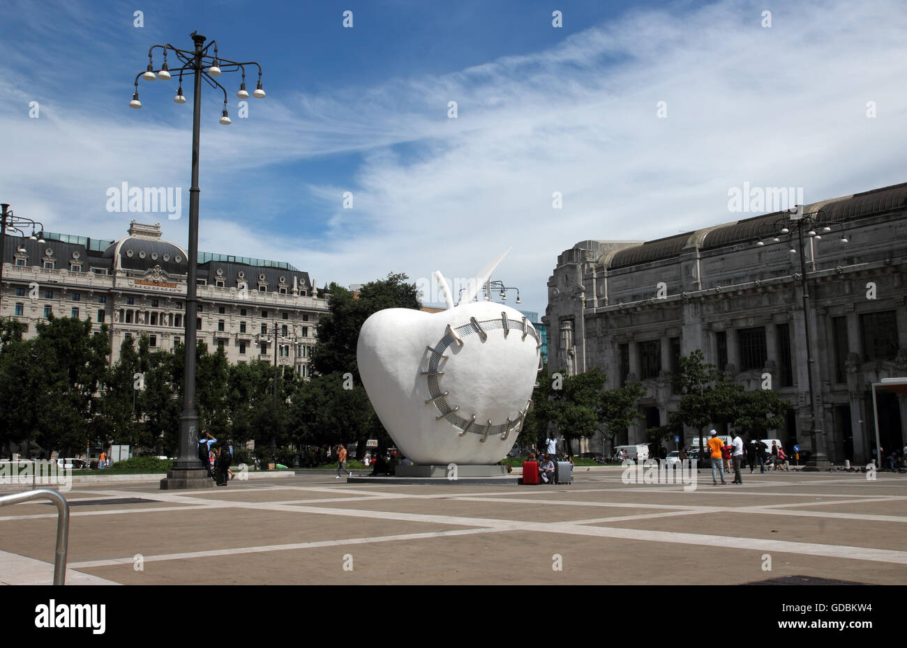 MILAN, ITALIE - 27 juin 2016 : la sculpture monumentale La Mela ...