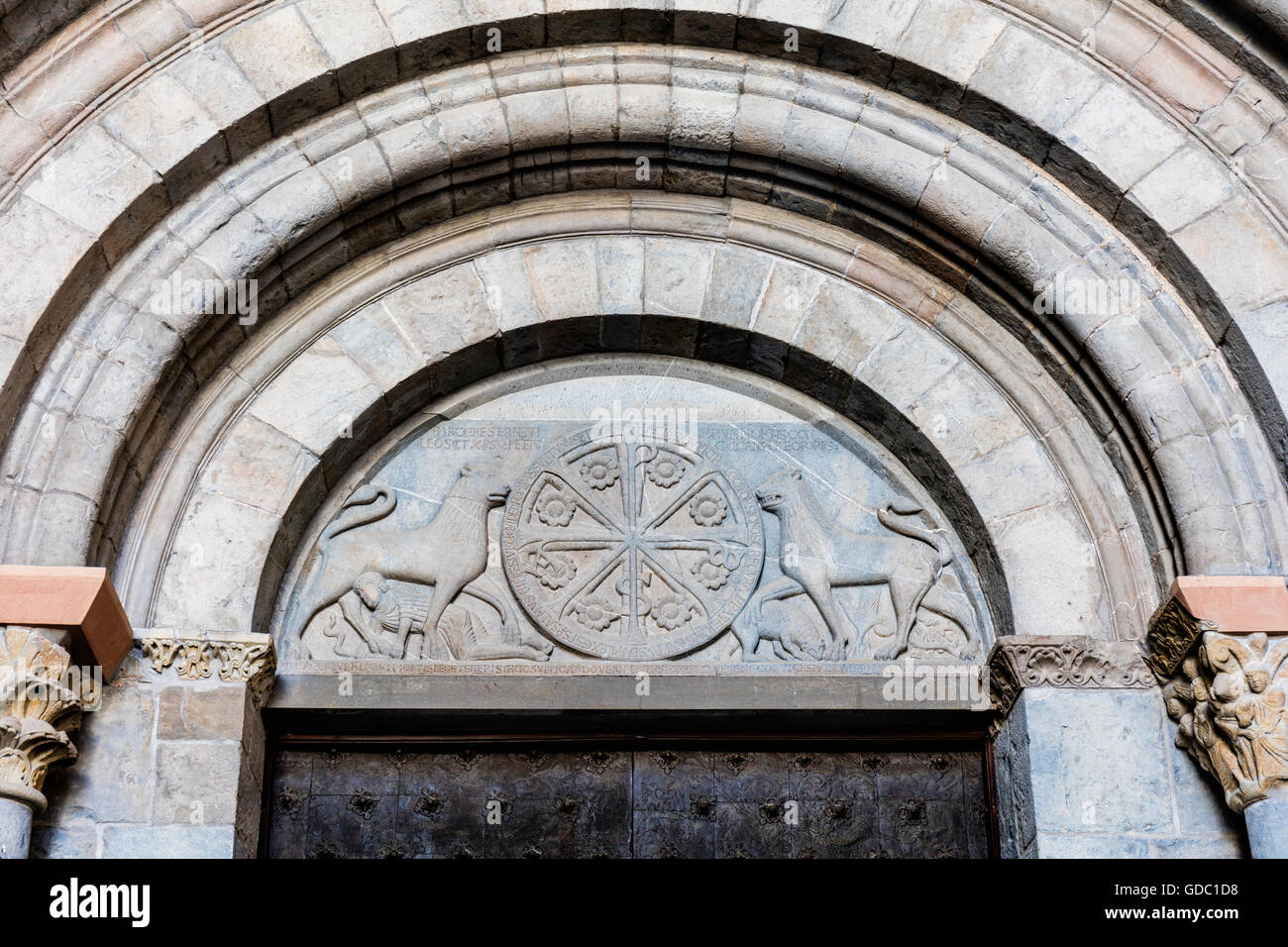La province de Jaca, Huesca, Aragon, Espagne. Tympan et archivoltes ...