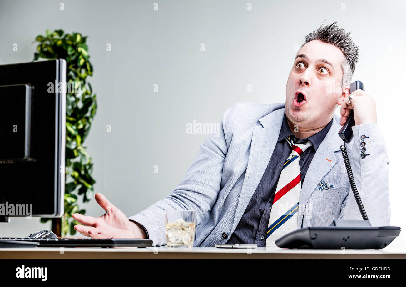 Drôle de caractère d'un homme borgne boules choqué et sa bouche ouverte ...