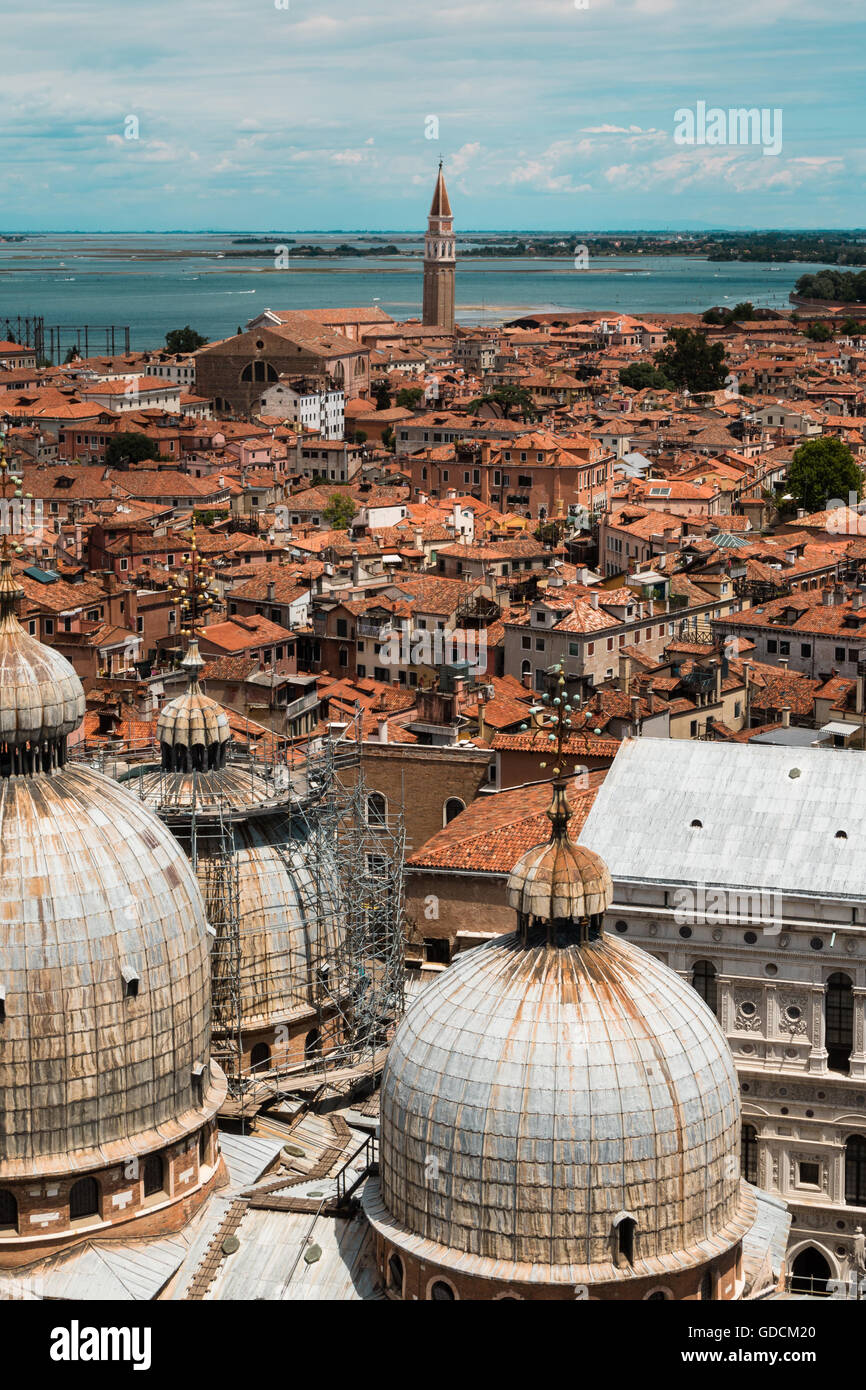 Vue aérienne de toit en dôme de la cathédrale et Maisons à Venise ...