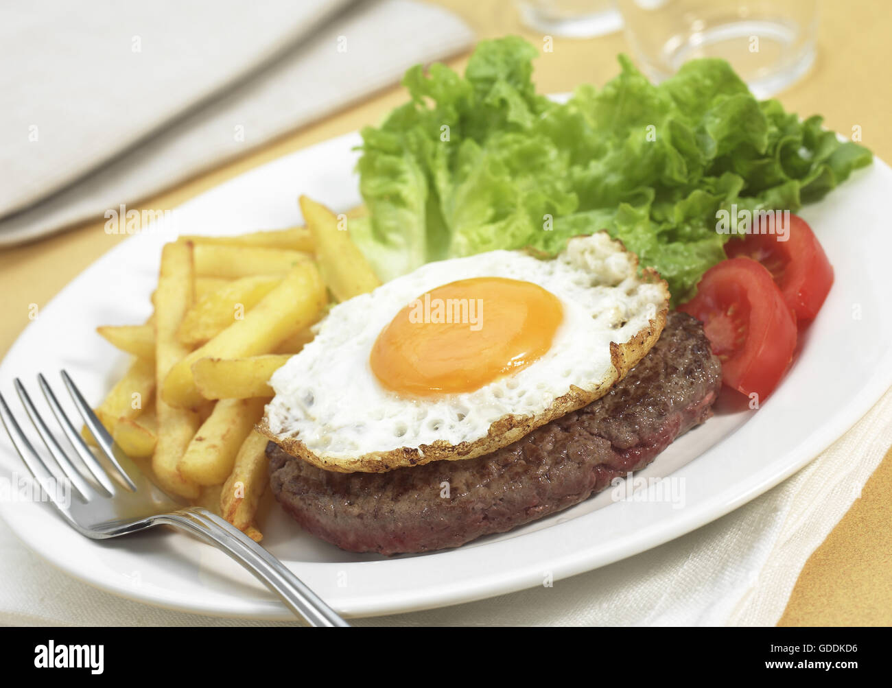 Steak avec oeufs et frites Banque de photographies et d’images à haute ...