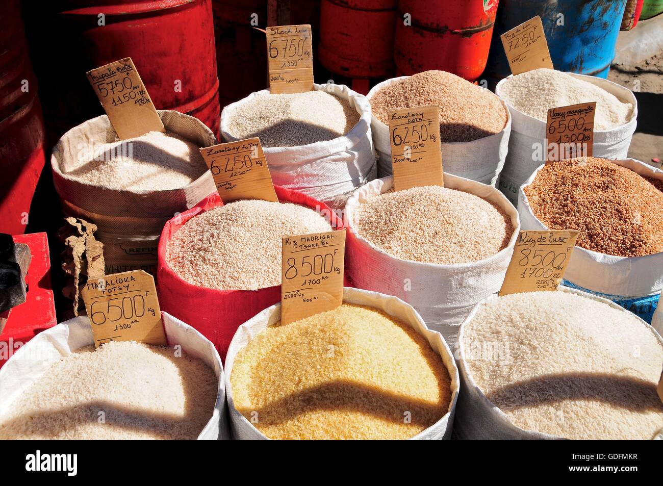 Différents types de riz en vente, marché Analakely, Antananarivo ...