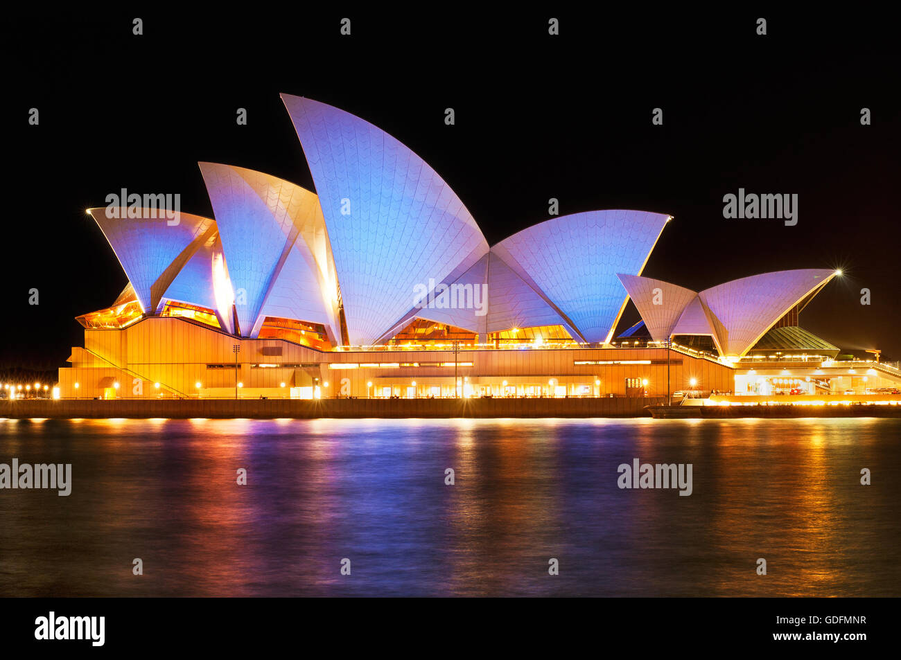L'Opéra de Sydney colorés dans la nuit Photo Stock - Alamy