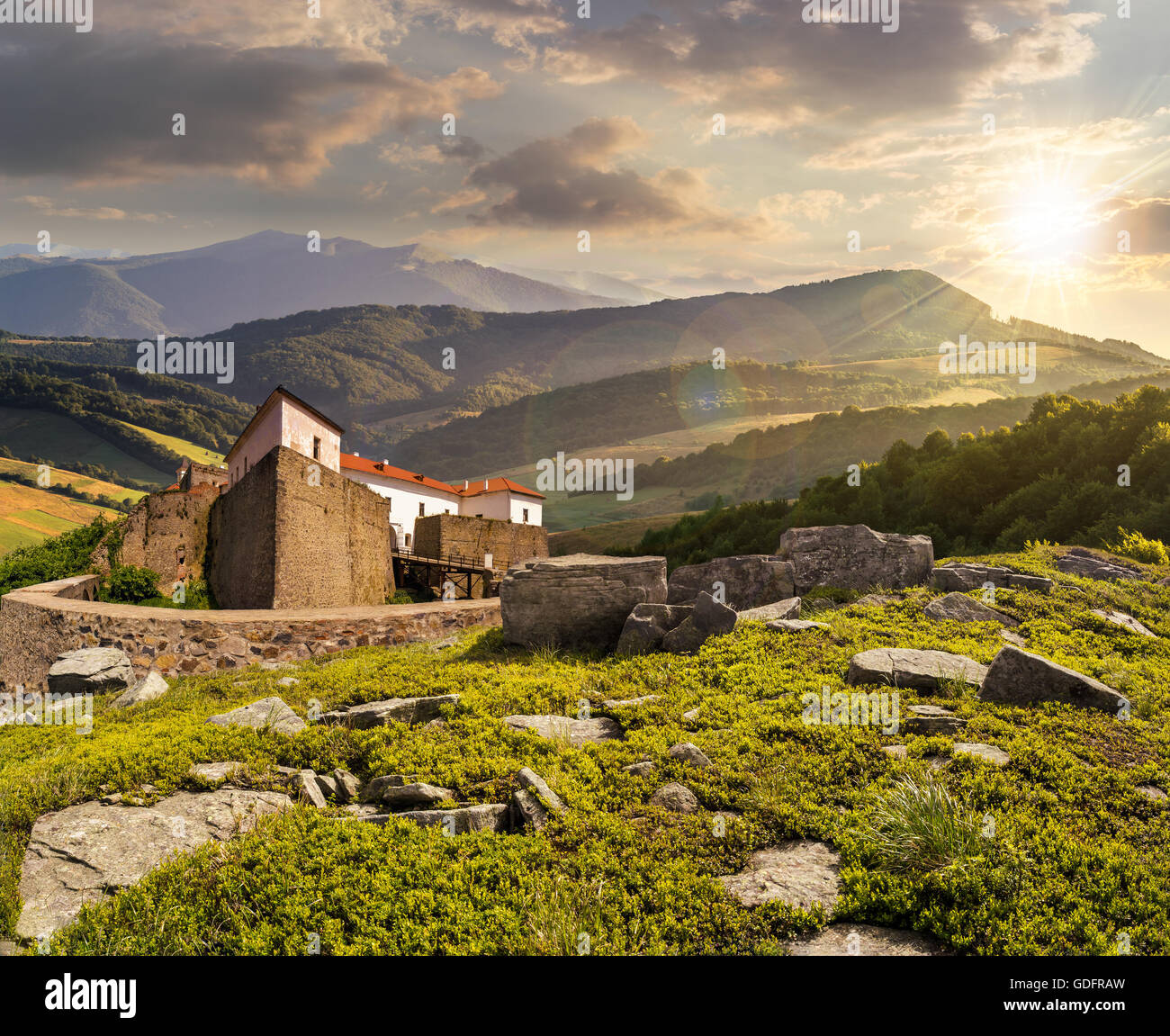 Paysage de montagne composite avec ancienne forteresse avec de hauts ...