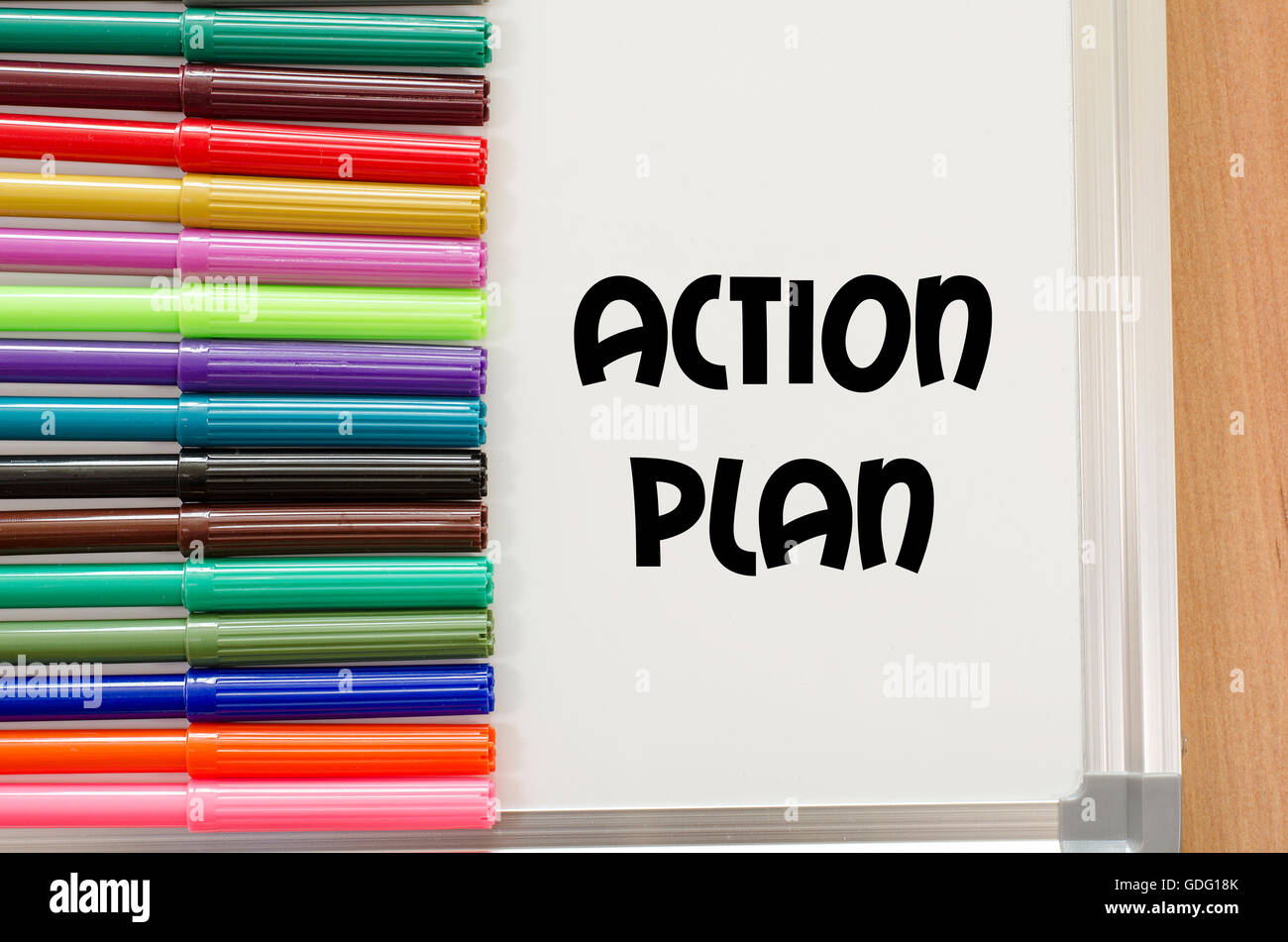 Plan d'action sur le tableau blanc sur fond de bois Photo Stock - Alamy