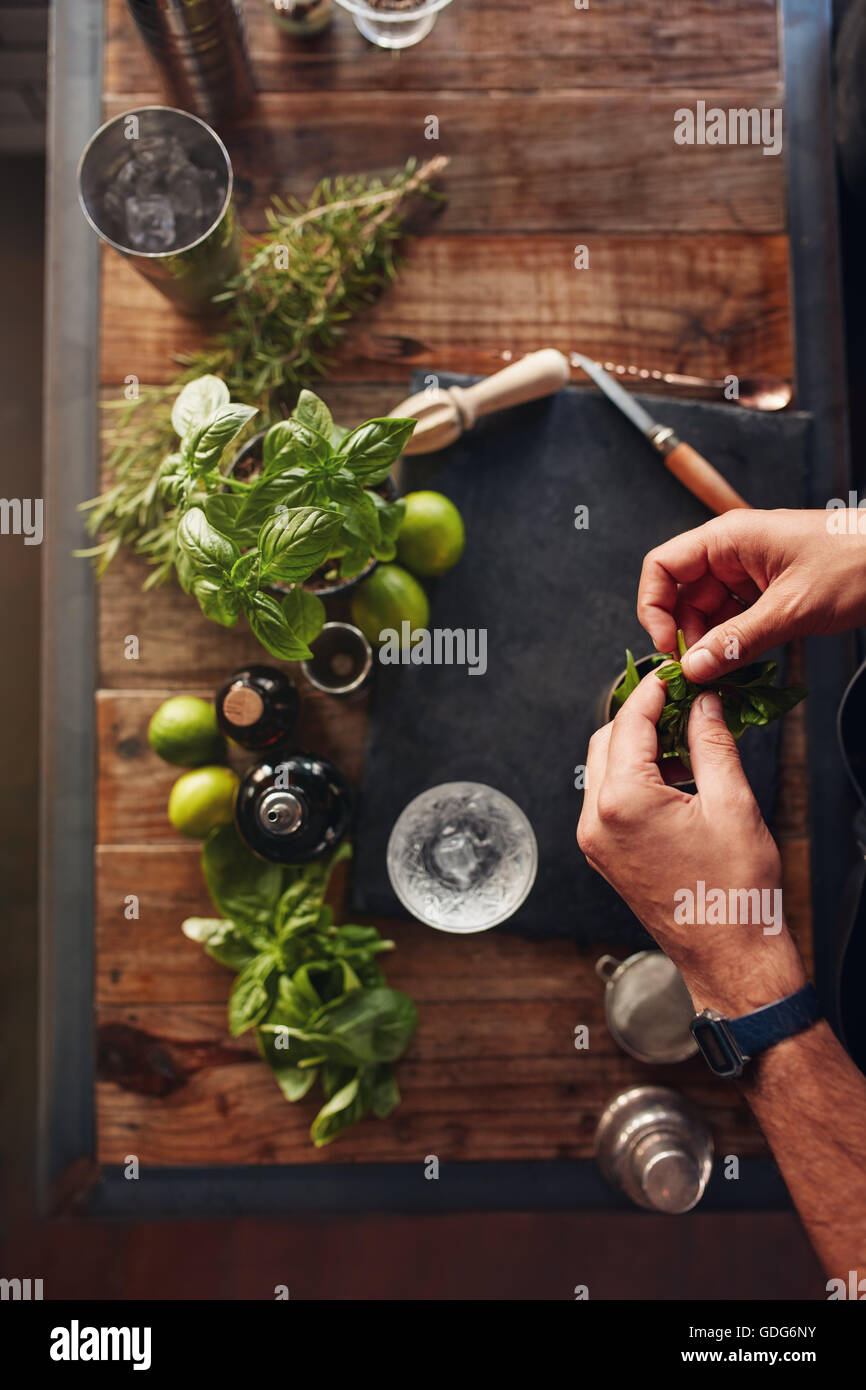 Ensemble de bar accessoires et ingrédients pour faire un cocktail ...