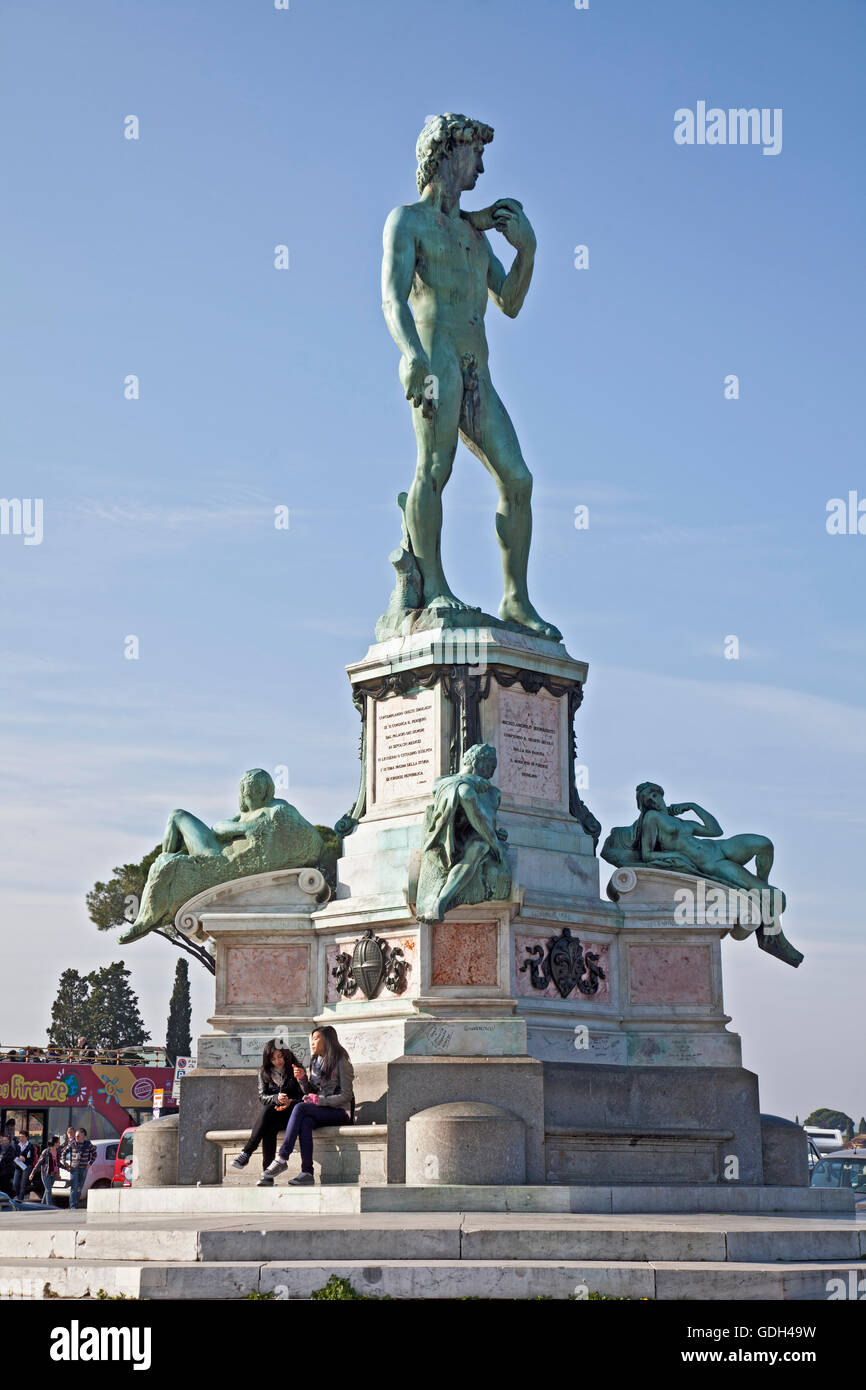 Les touristes à la base de, et derrière, la 19e siècle copie en bronze ...