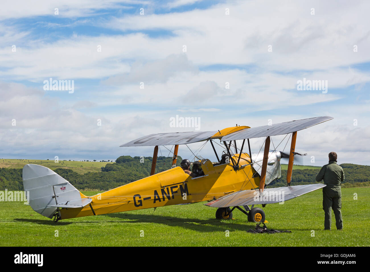 Préparez-vous à voler l'avion biplan Tiger Moth sur le terrain d ...
