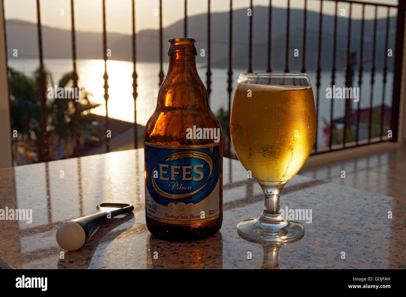 Bouteille et verre de bière Efes Pilsen, la Turquie Photo Stock - Alamy
