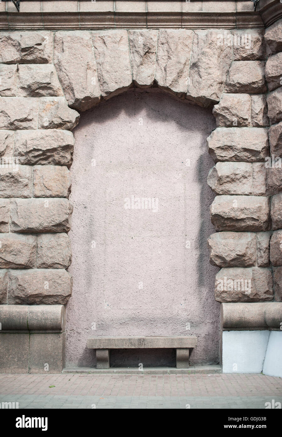 Créneau en mur avec une arche en pierre ancienne Photo Stock - Alamy