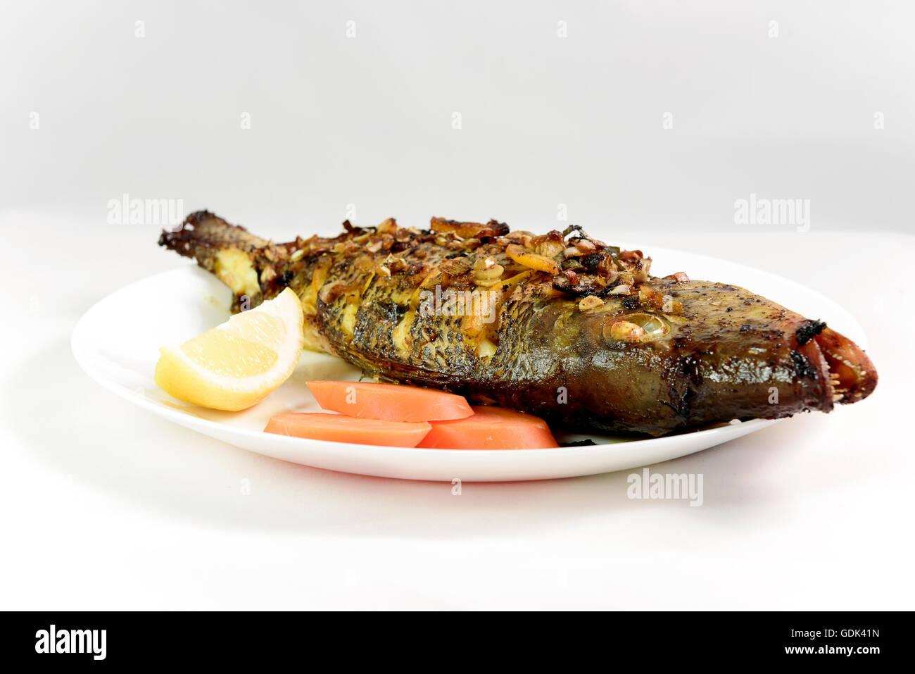 Poisson entier cuit Banque de photographies et d’images à haute ...