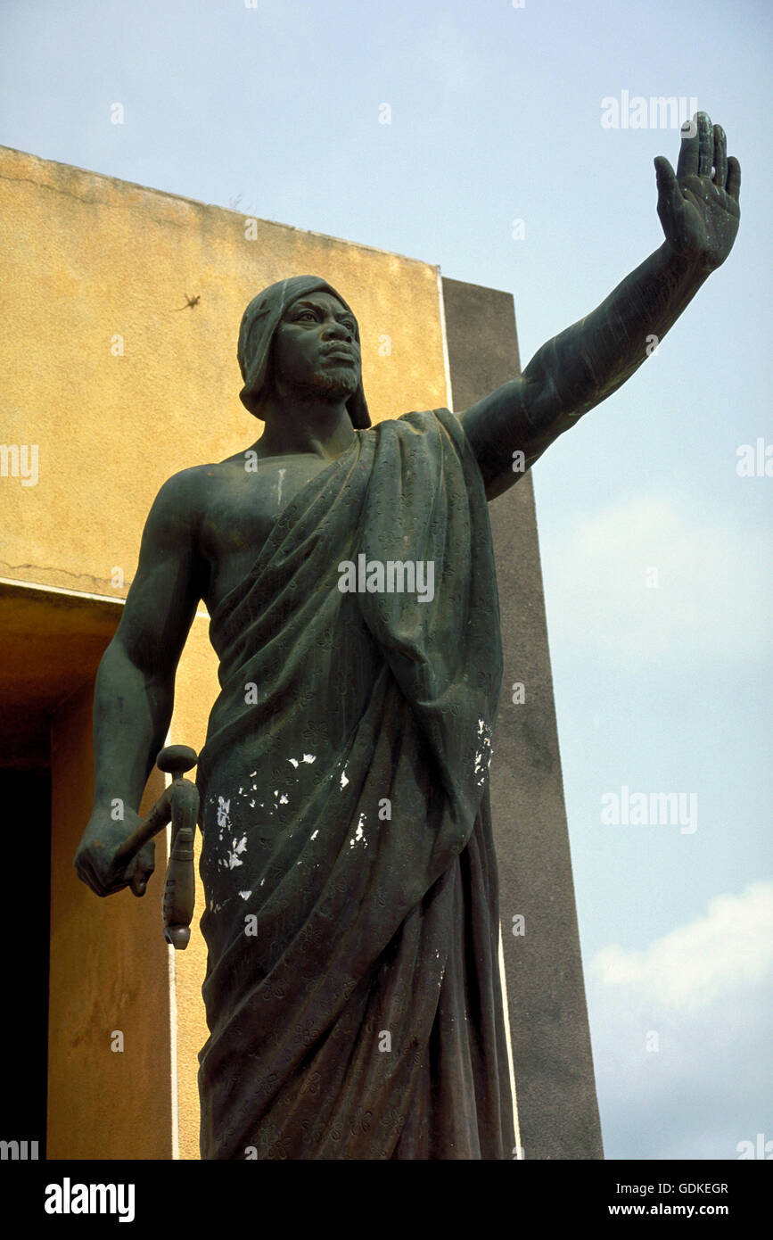 Statue en l'honneur du Roi Behanzin guerrier à Abomey, Bénin. L'Afrique ...