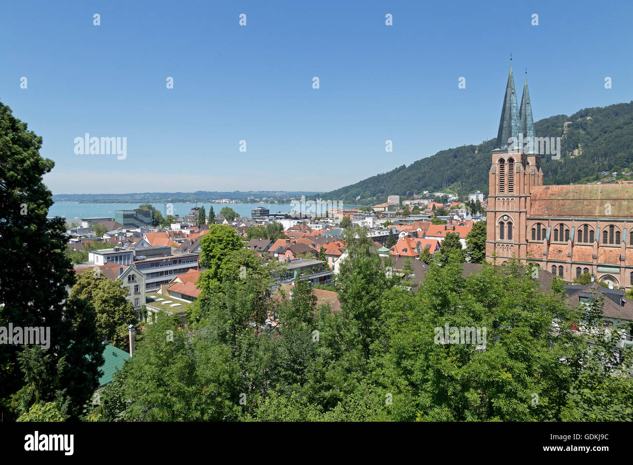 L'église paroissiale du Sacré-Cœur de Bregenz, la haute ville, le lac ...