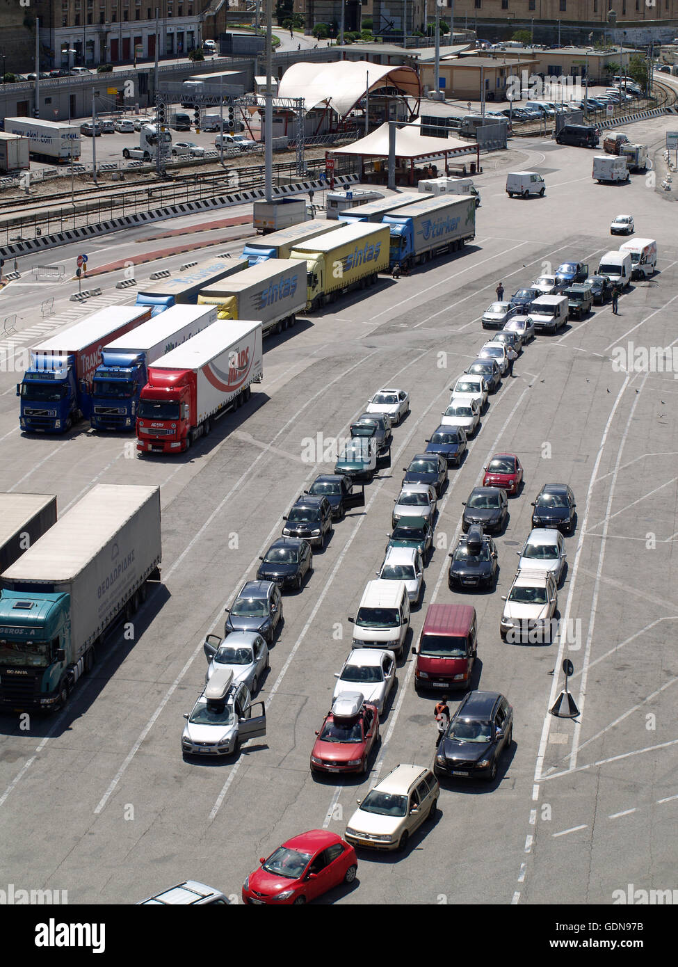 Voir l'embarquement des véhicules à Ancône Ferry Superfast XII à bord ...