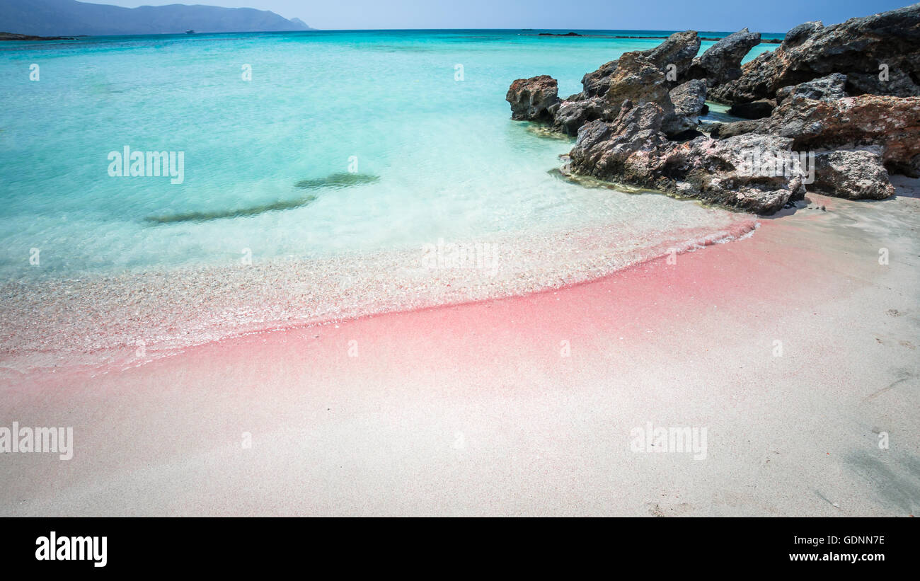 Elafonissi Lagon, l'île de Crète, Grèce. Plage d'Elafonissi est une des ...