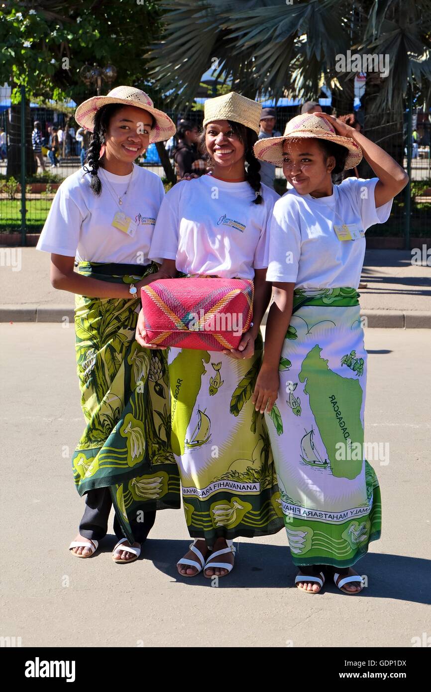 Antananarivo, Madagascar-19 juin 2016. Les jeunes femmes en souriant et ...