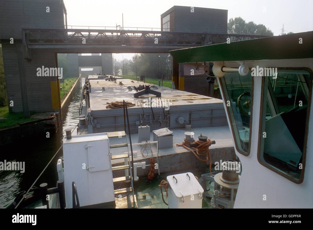 Bateau avec pousseur barge pour le transport de marchandises entre dans ...