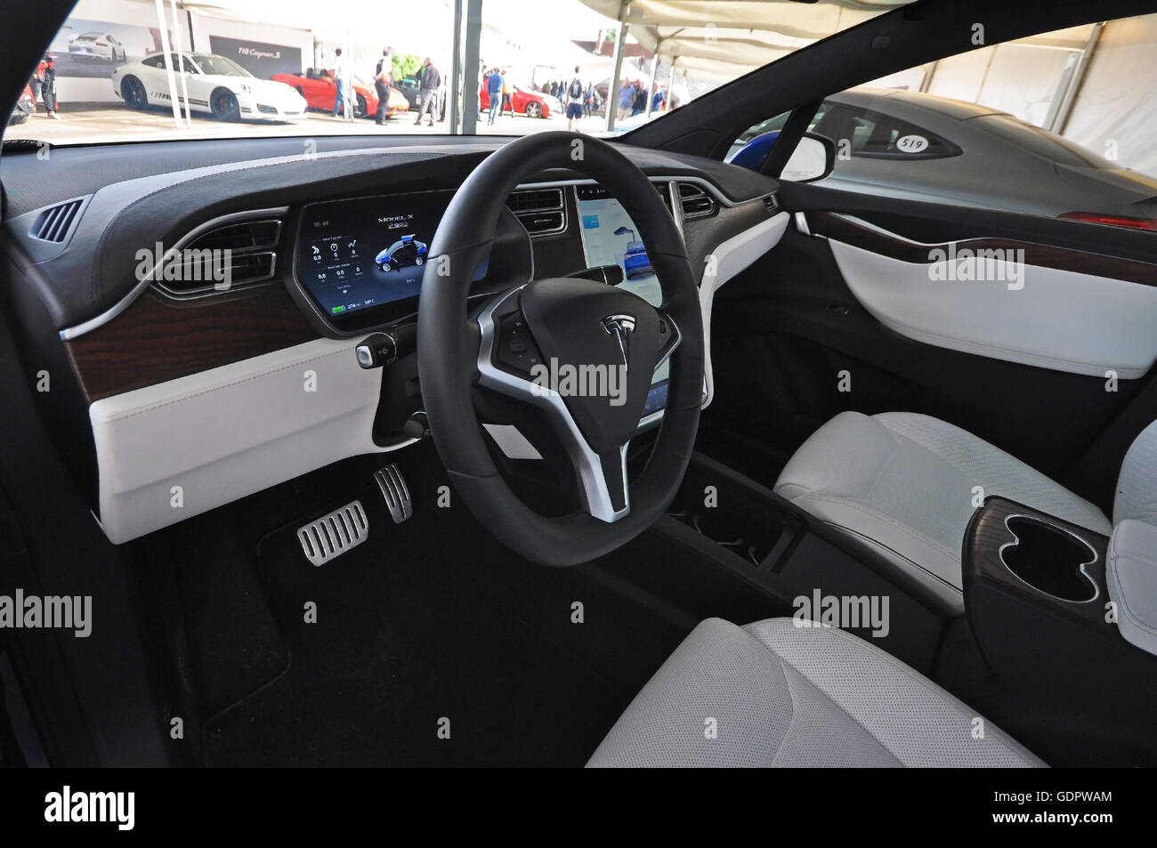 Tesla Model X P90D est un vus multisegment entièrement électrique de ...