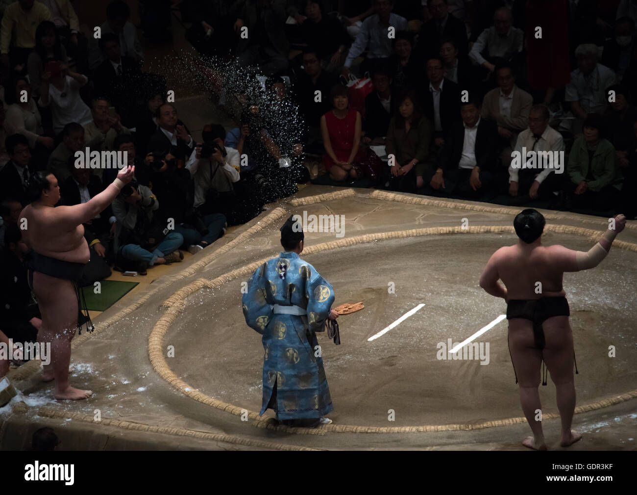 Les lutteurs de sumo avant le combat dans l'arène de sumo Ryogoku ...