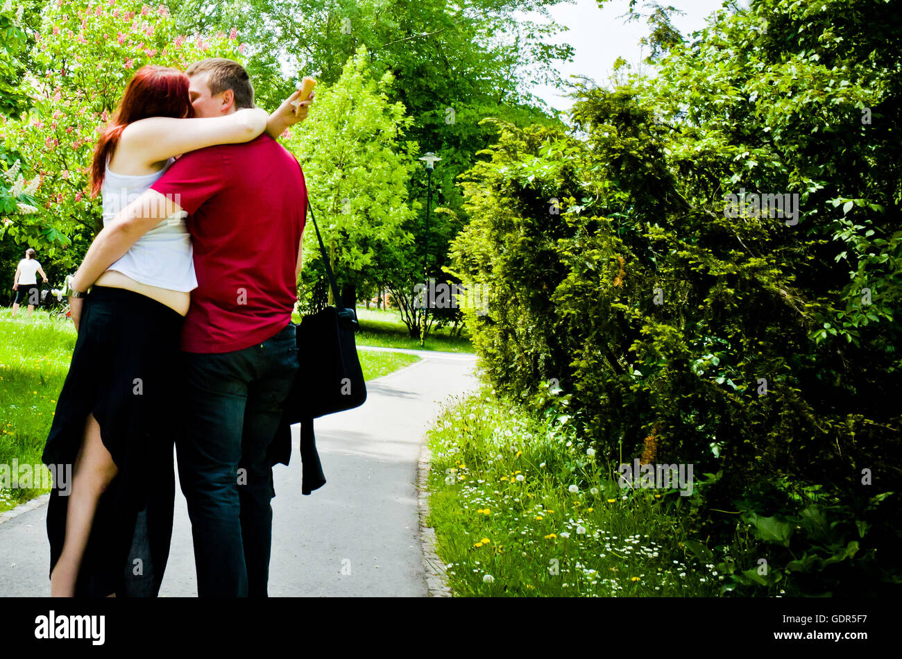 Couple Damoureux Sembrasser Passionnément Dans Le Parc Photo Stock