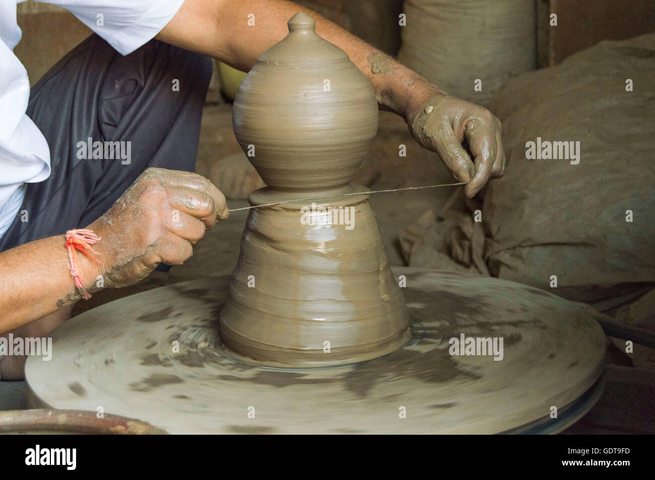 Un potier au travail faisant des pots Banque de photographies et d ...