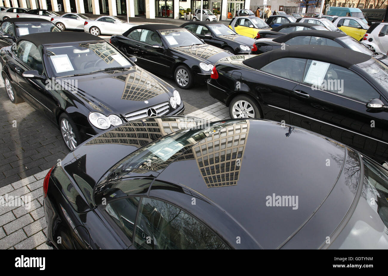 Mercedes dealership berlin Banque de photographies et d’images à haute ...