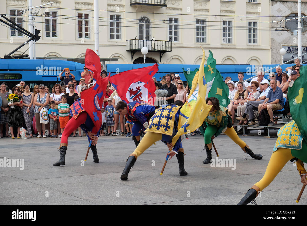 Les membres du groupe folklorique Storici Sbandieratori Contrade de Cori, Cori, Italie, 50e ...