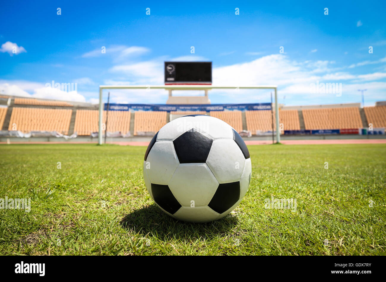 Un ballon de football Banque de photographies et d’images à haute ...