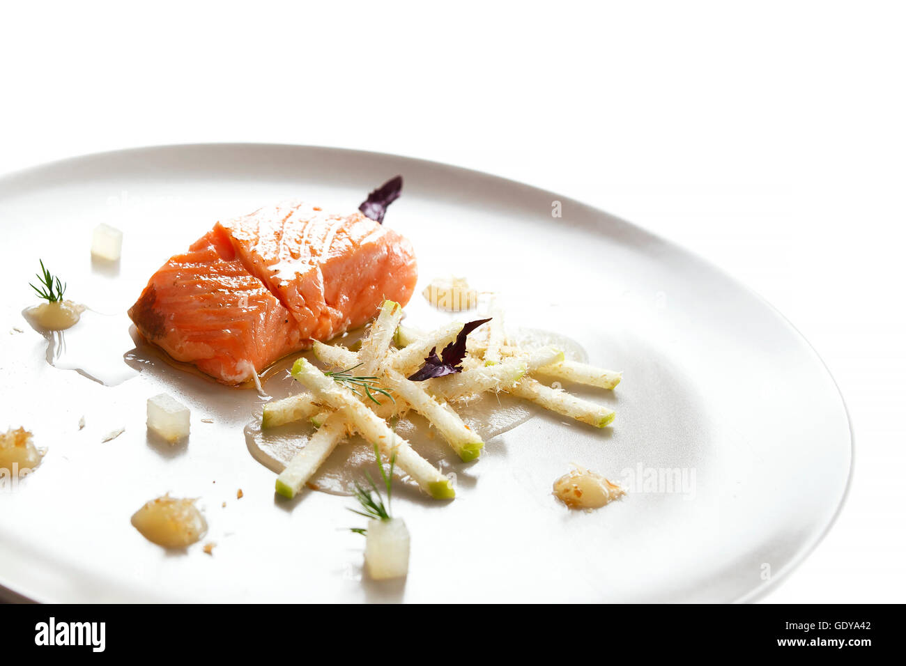 Une cuisine moderne moléculaire dans un plat de poisson rouge avec de ...