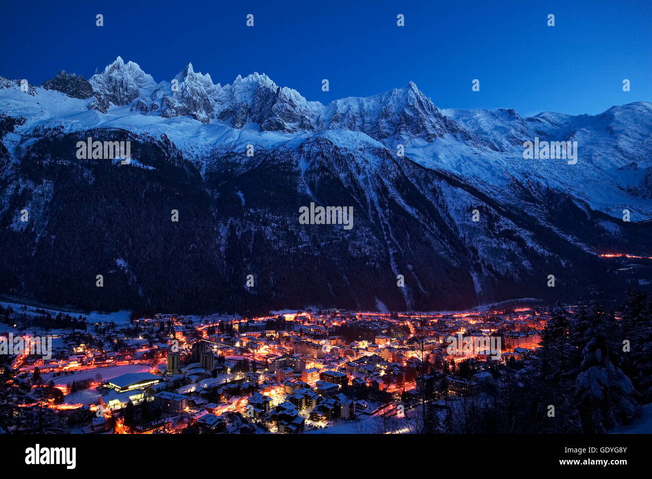 Chamonix village valley night in Banque de photographies et d’images à ...