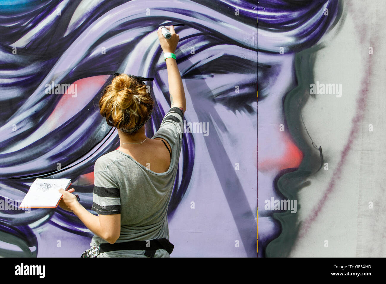 Uk femelle graffiti urbain street artist travaillant Banque de ...