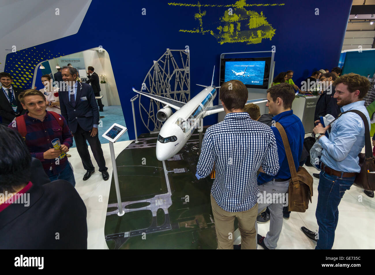 Le stand du groupe Airbus. Modèle d'avion de passagers Airbus A350-1000 ...