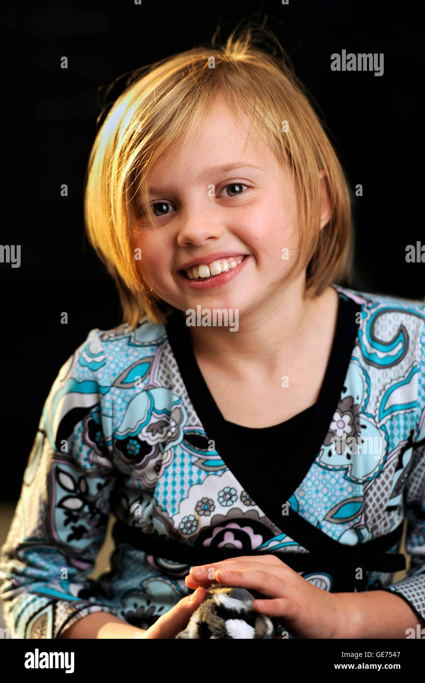 Jeune Fille De 7 Ans Qui Pose Banque De Photographies Et Dimages à