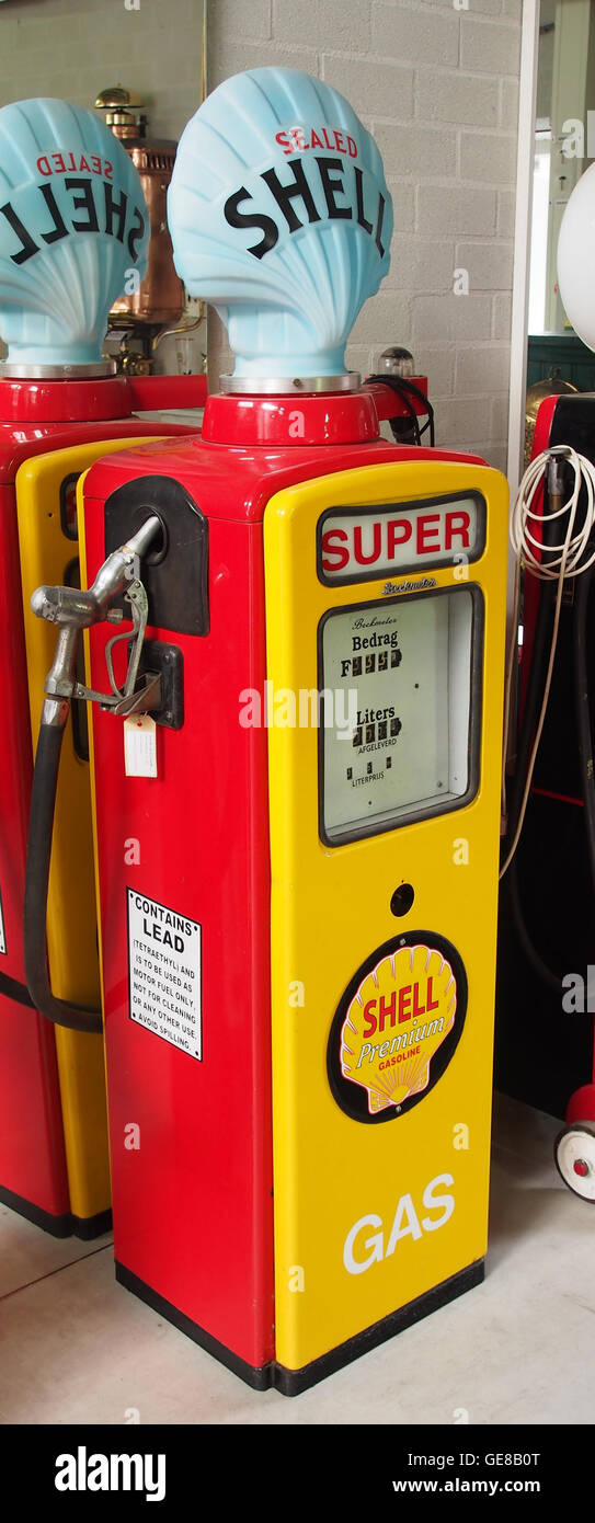Benzinepomp in het museum de nostalgie en techniek pic2 Banque de ...
