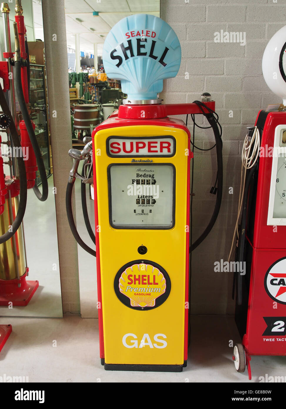 Benzinepomp in het museum de nostalgie en techniek pic3 Banque de ...