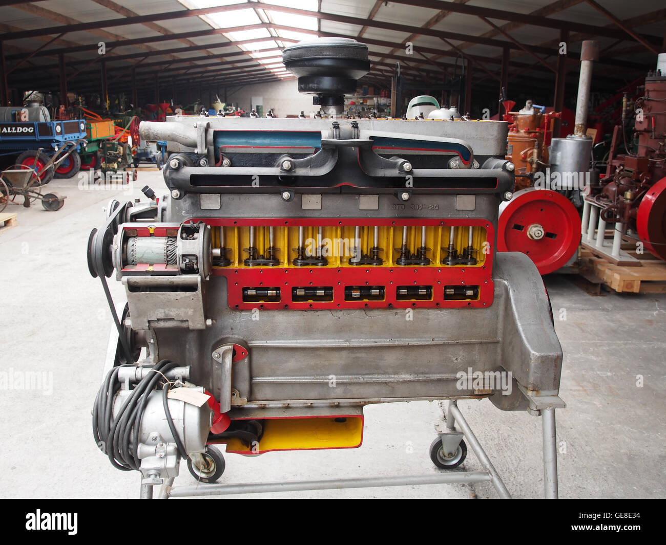 Opengewerkte Suisse Saurer motor, Museum voor Nostalgie en Techniek ...